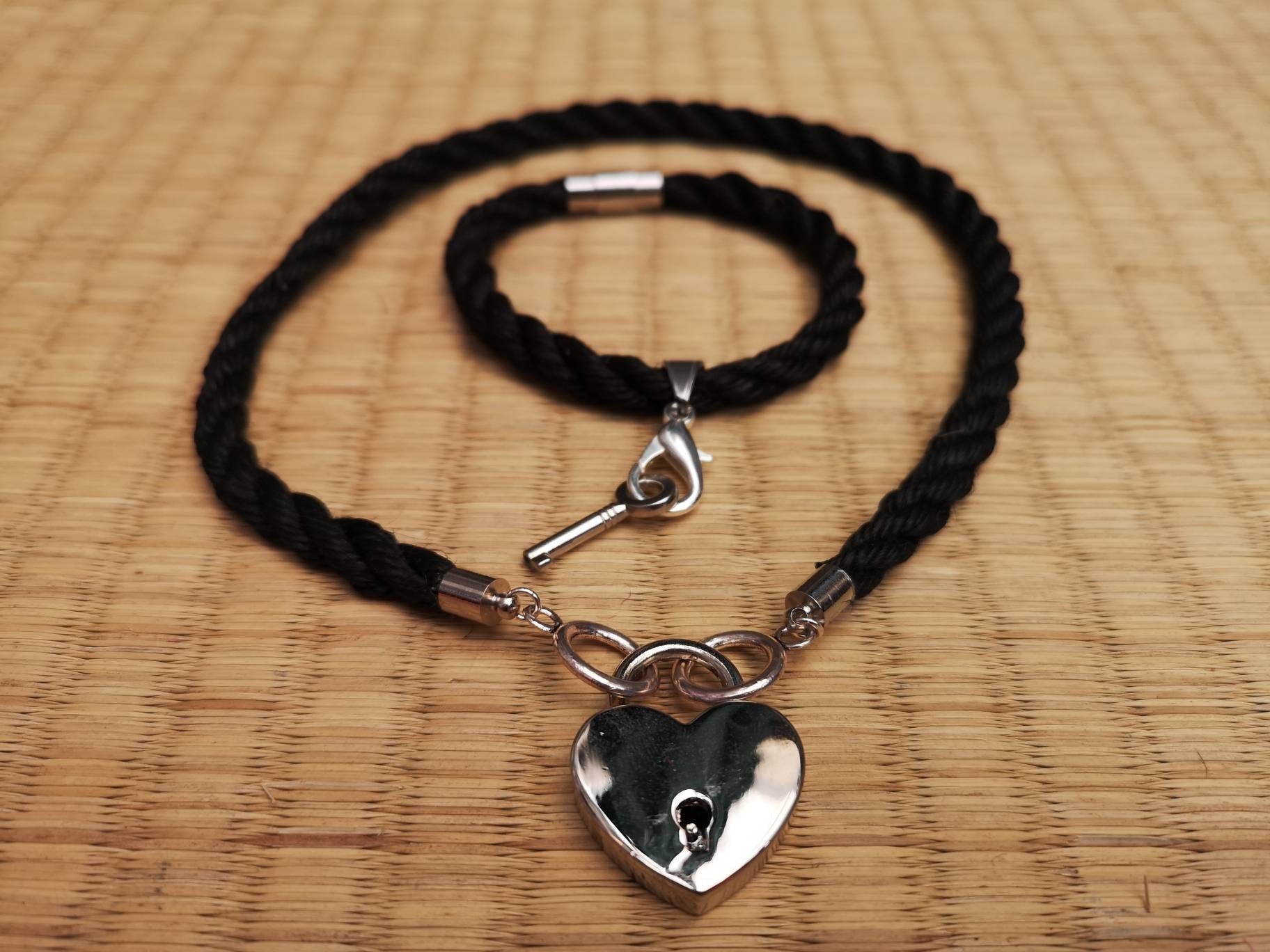 Shibari locking rope collar made with Black jute rope – RebornRopes